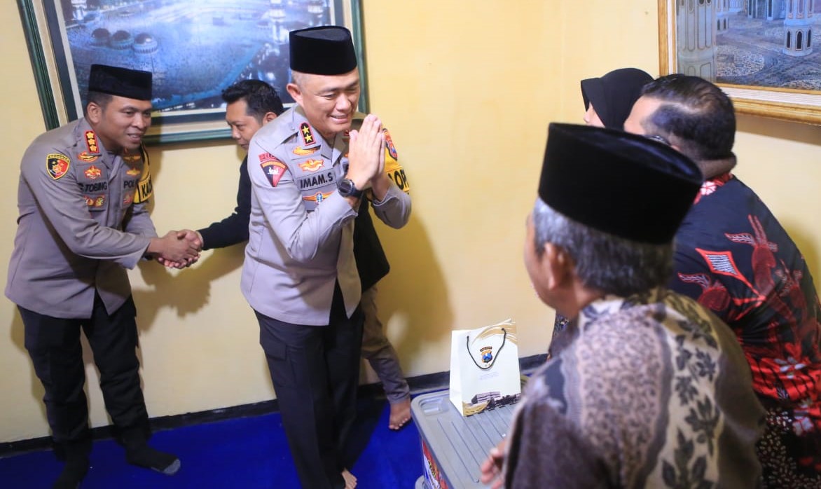 Kapolda Jatim Takziah Ke Rumah Duka Anggota Pps Turut Belasungkawa Dan